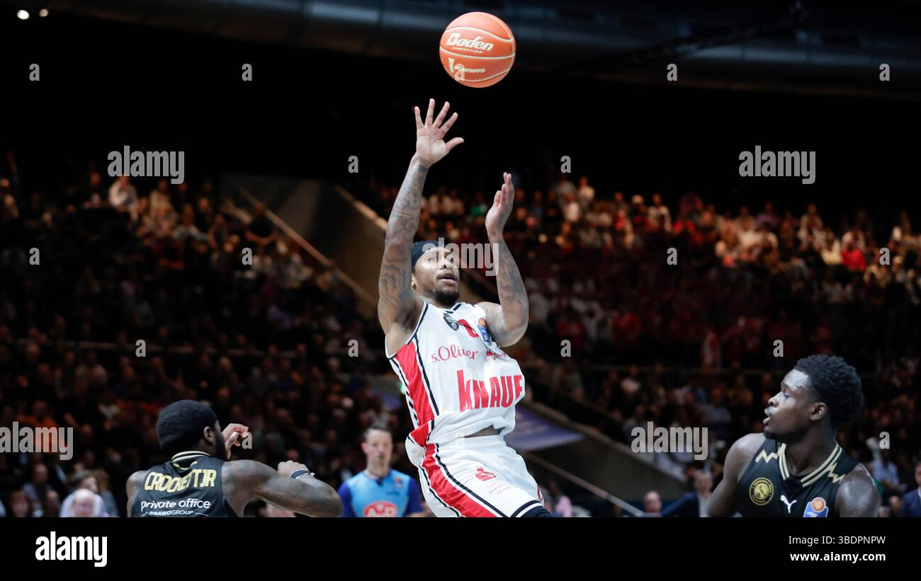 Im Bild: Mike Lewis II (Wuerzburg Baskets, 0) mit dem Notwurf 25.05. ...