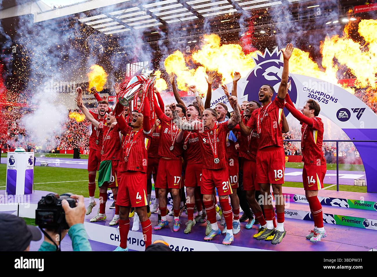 Liverpool's Virgil van Dijk lifts the Premier League trophy with team ...