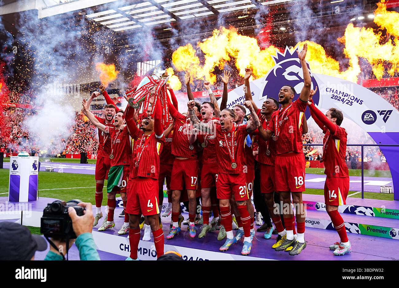 Liverpool's Virgil van Dijk lifts the Premier League trophy with team ...