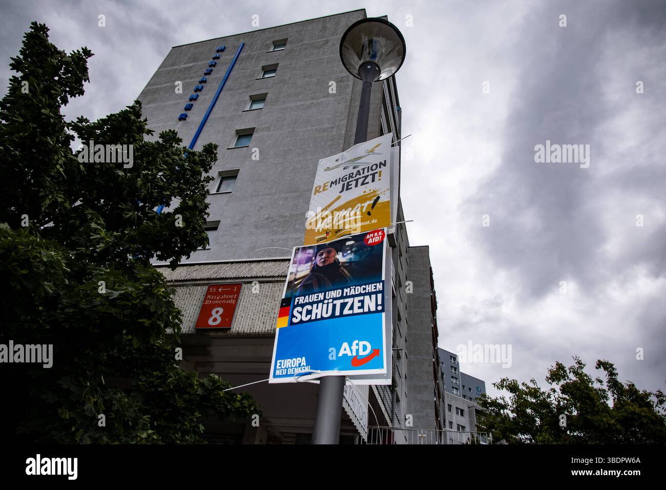 Wahlplakat der AfD und Plakat mit Aufforderung zur Remigration in ...