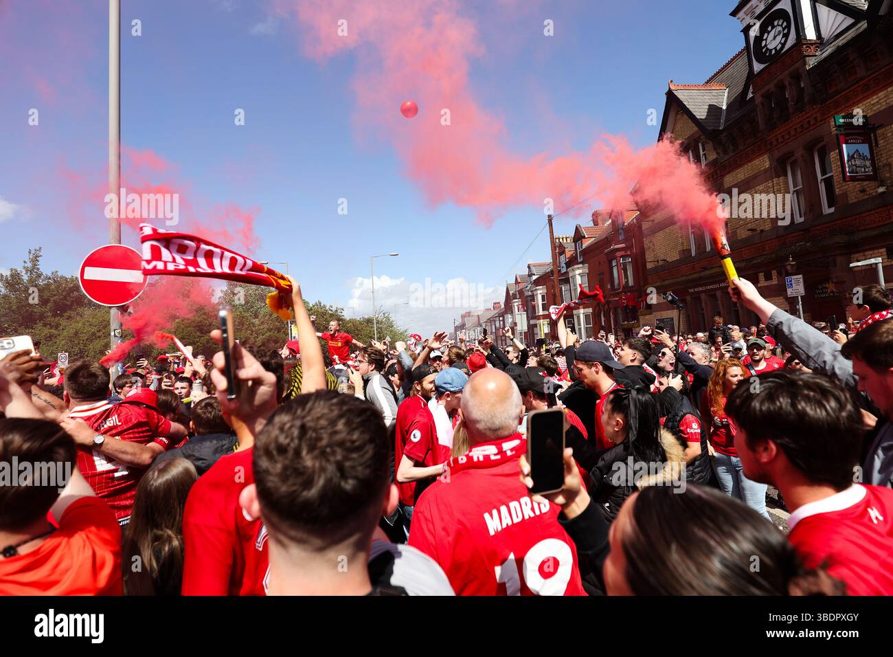 Liverpool, UK. 25th May, 2025. Fans celebrate outside the stadium prior ...