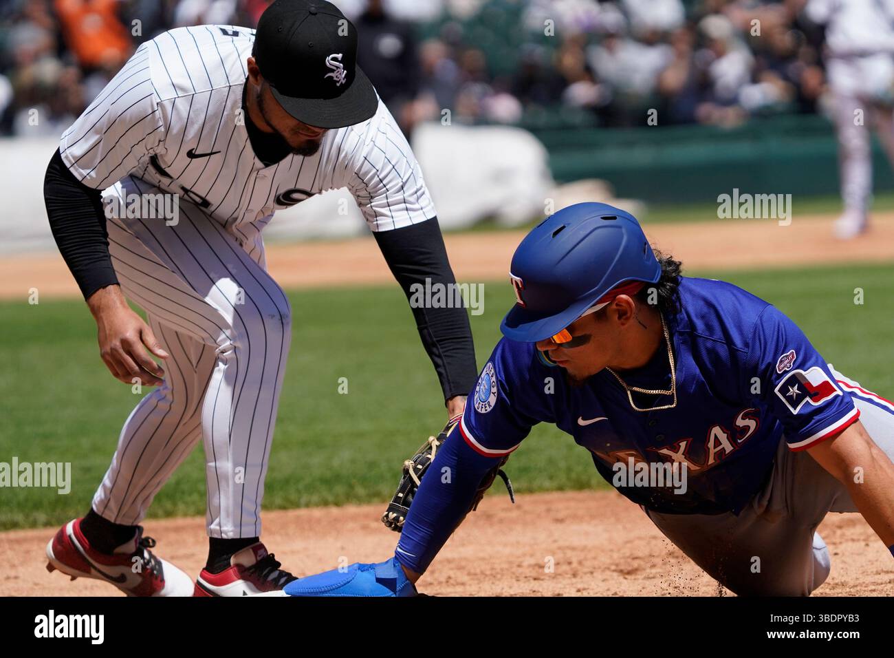 Texas Rangers, Alejandro Osuna, right, dives back into first base ...