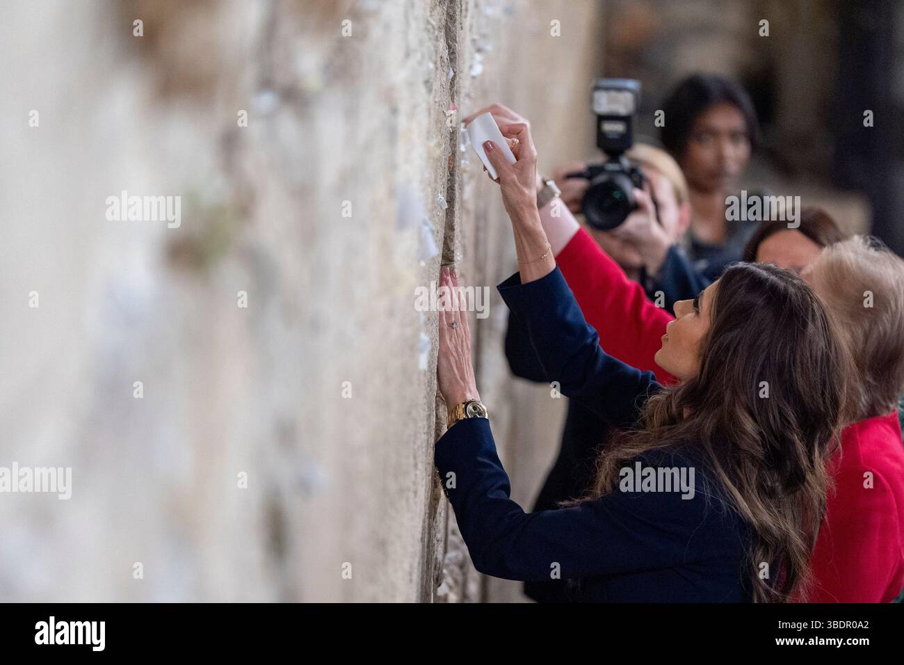 Homeland Security Secretary Kristi Noem places a note at the at the ...