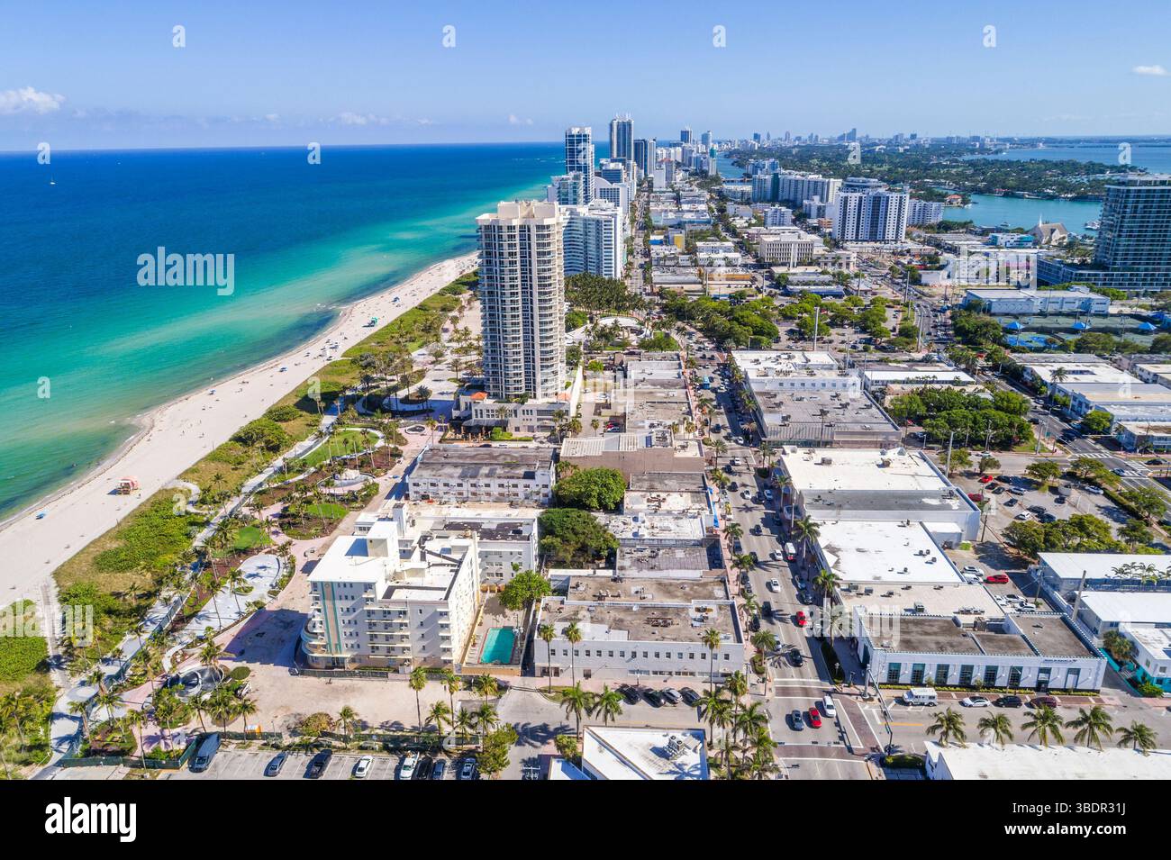 Pedestrians walking sidewalk near hotel hi-res stock photography and ...
