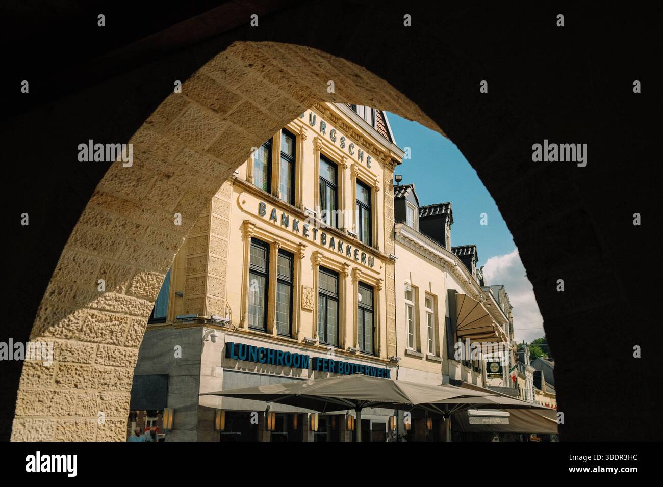 Valkenburg - Niederlande, Europa Blick durch einen Torbogen in die ...