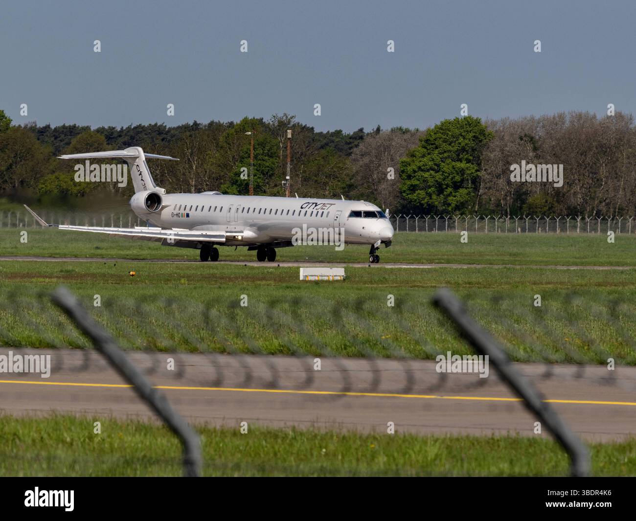 Eine CRJ der Cityjet im Landeanflug auf Hannover. *** A Cityjet CRJ on ...
