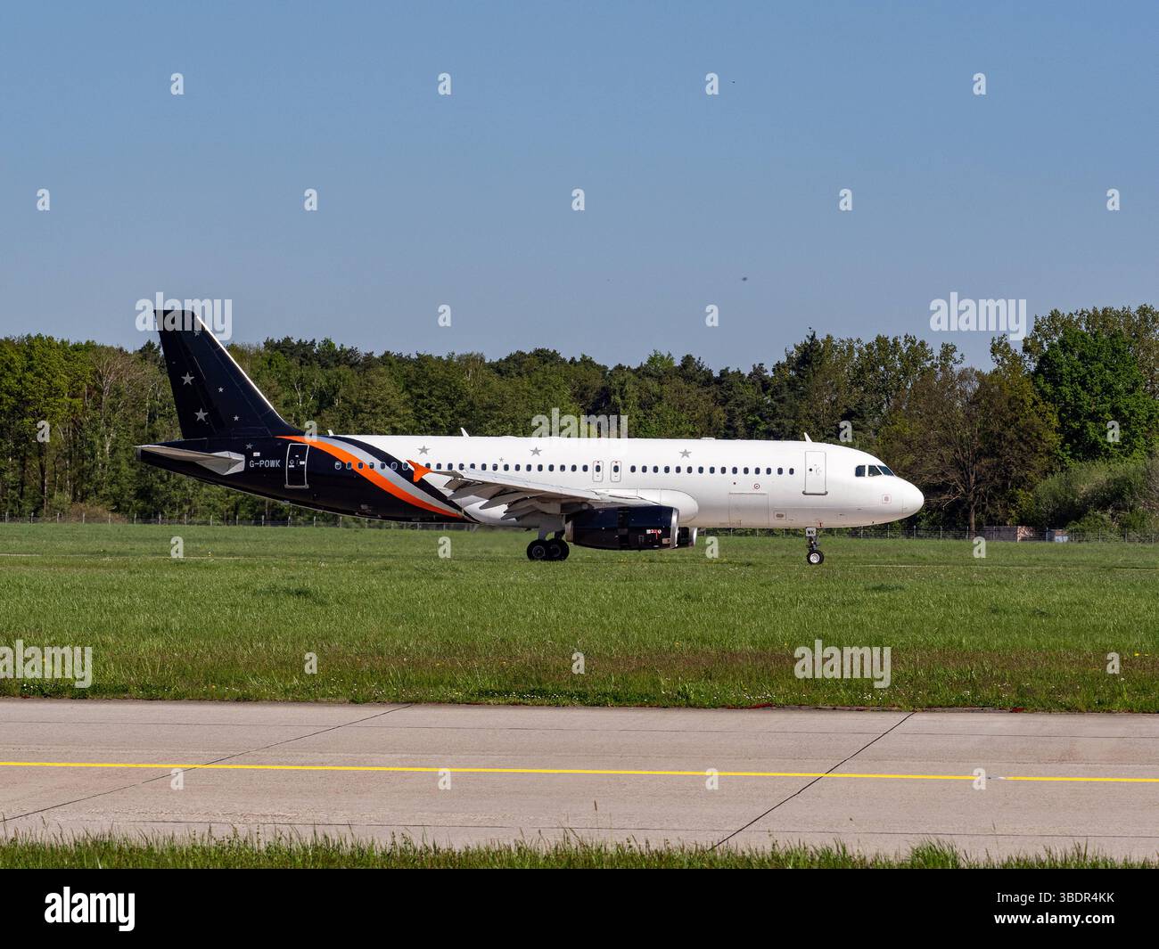 Titan Airways ist eine britische Charter Fluggesellschaft. *** Titan ...