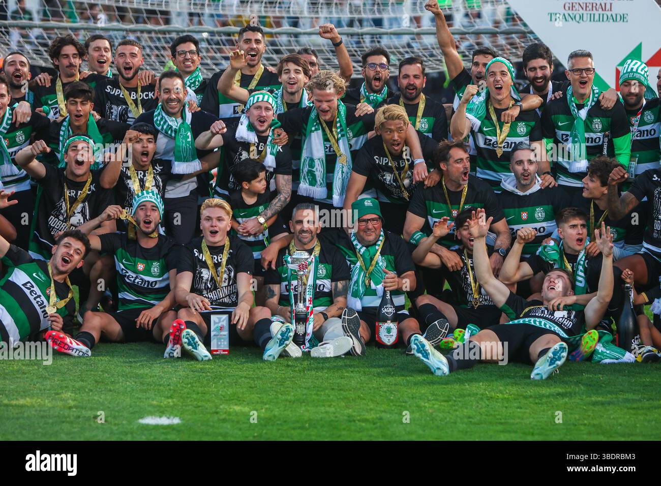 Sporting Lisbon's team celebrate victory at the end of the 'Taca de ...