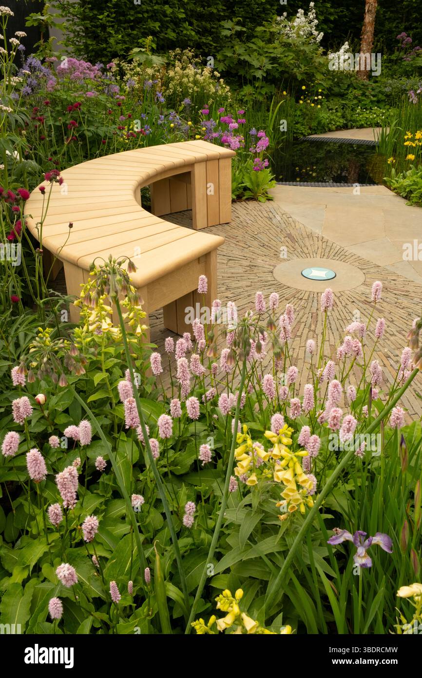Wooden circular garden bench hi-res stock photography and images - Alamy