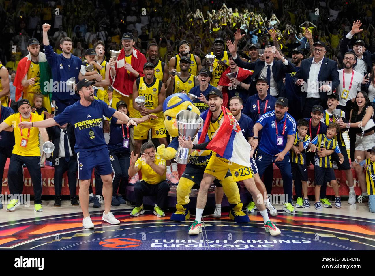 Fenerbahce players celebrate winning the Euroleague final basketball ...