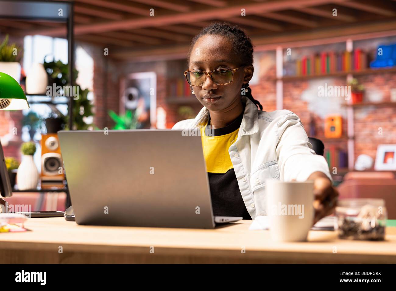 Apartment teleworker telecommuting hi-res stock photography and images ...