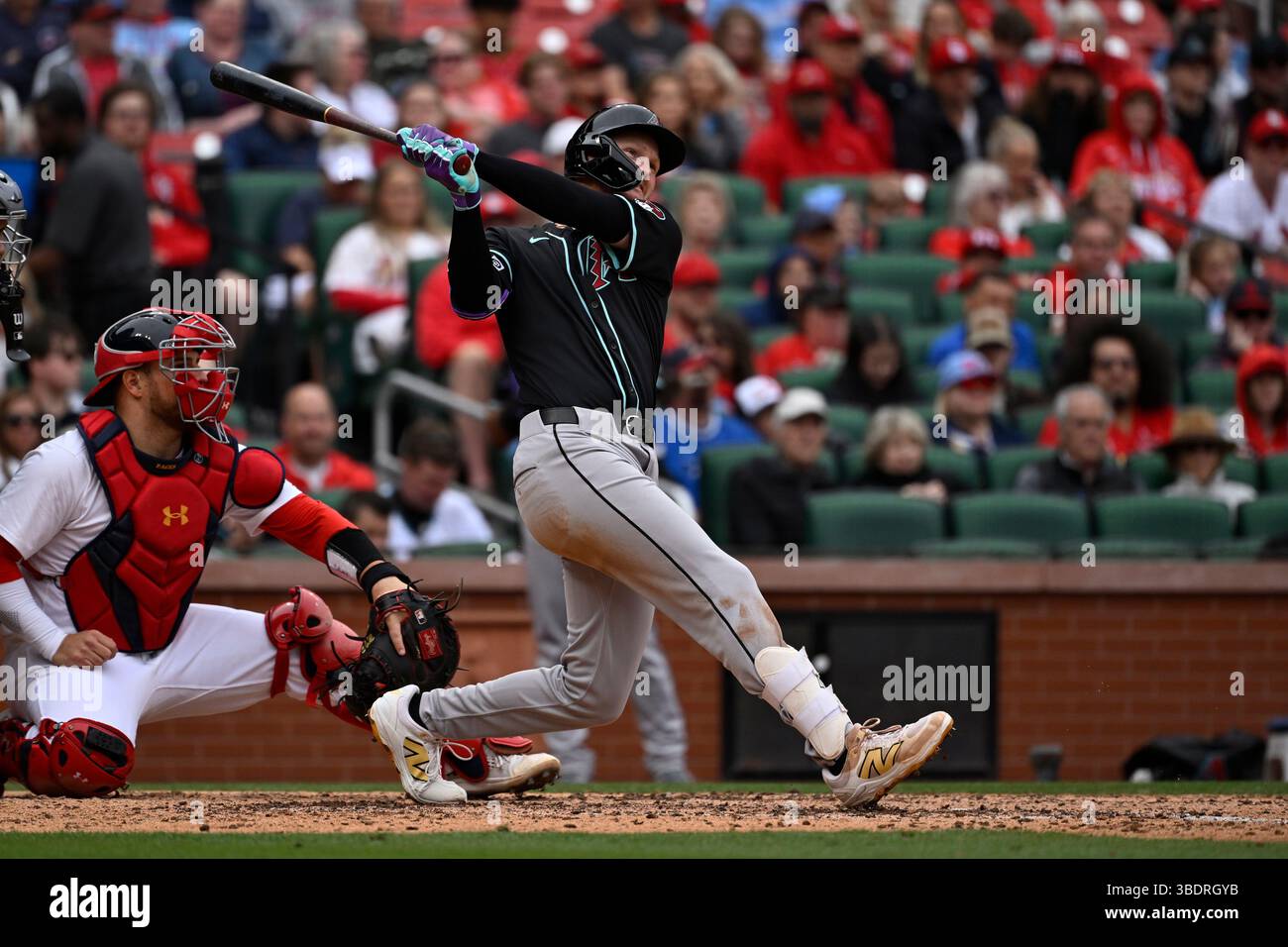 Arizona Diamondbacks' Pavin Smith, right, hits an RBI single next to St ...