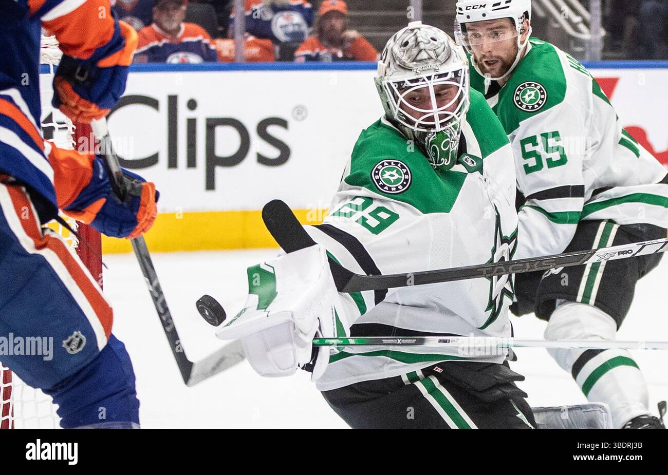 Dallas Stars goalie Jake Oettinger (29) makes a save against the ...