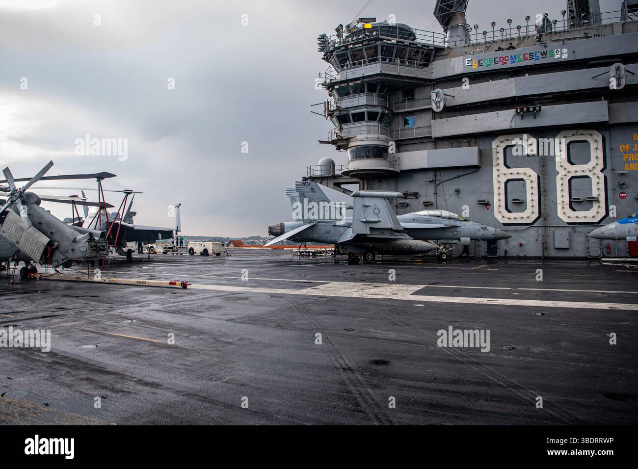 The aircraft carrier USS Nimitz (CVN 68) pulls into Port Klang ...