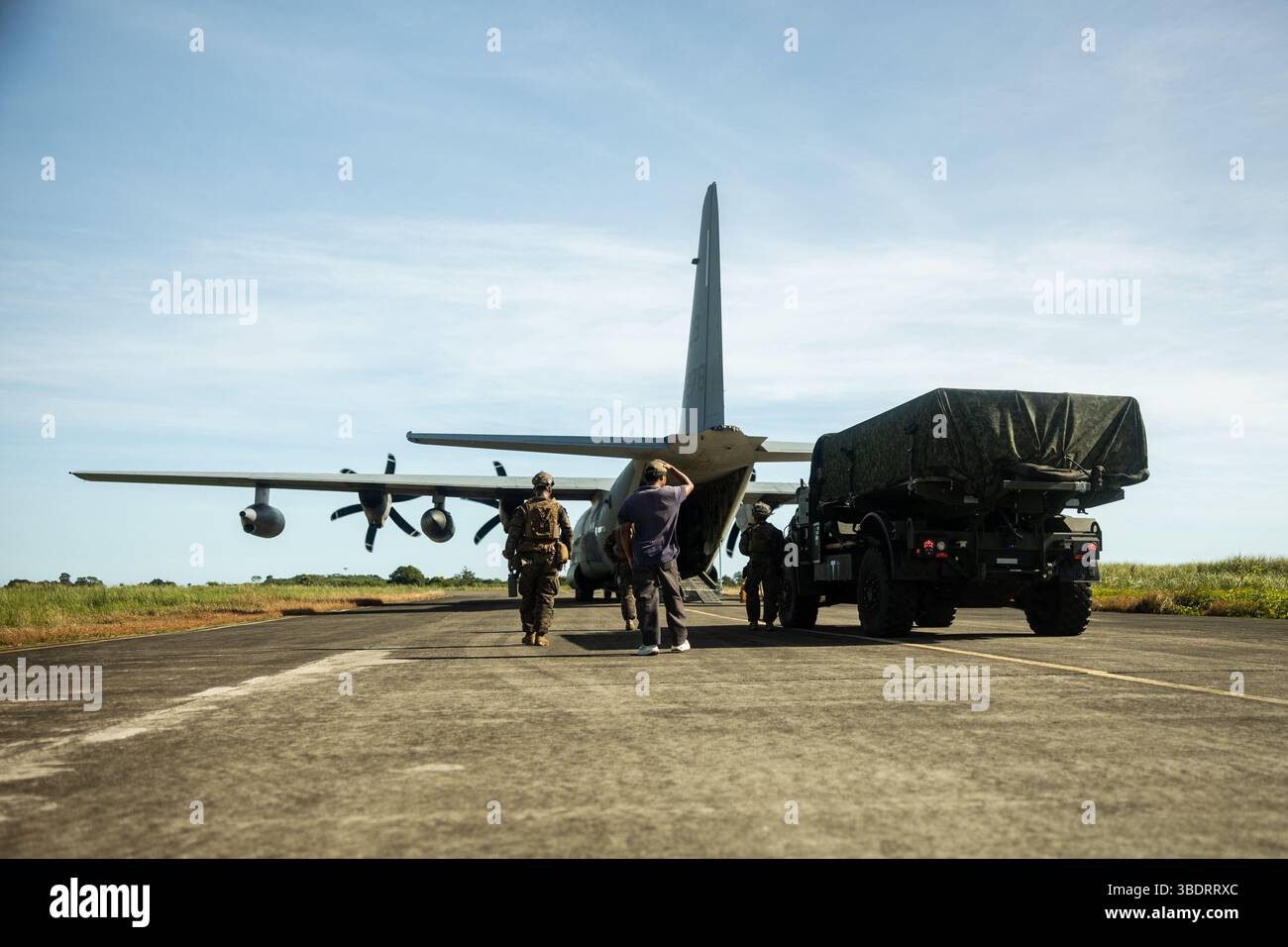 U.S. Marines with 3d Littoral Combat Team, 3d Marine Littoral Regiment ...