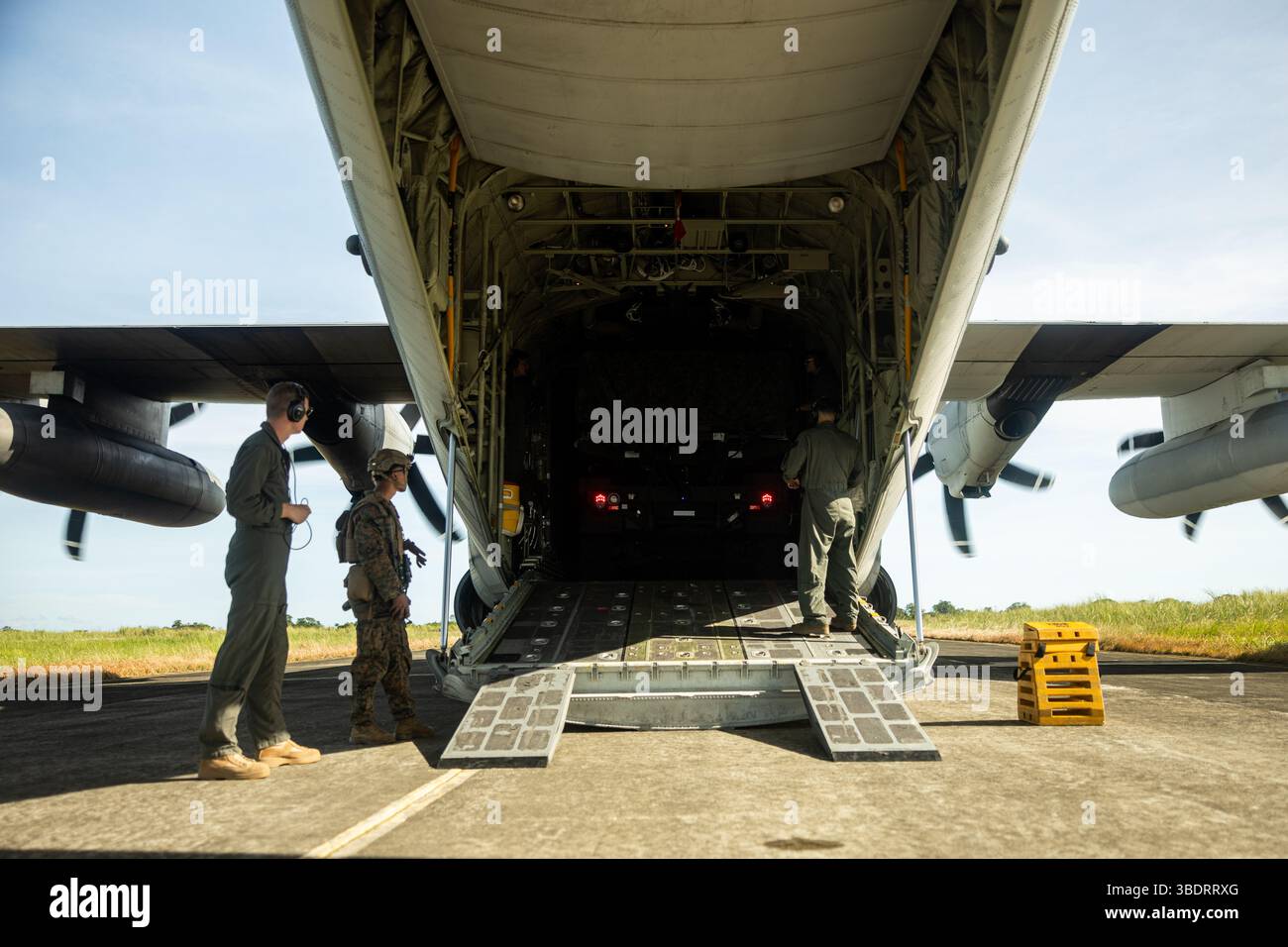 U.S. Marines with 3d Littoral Combat Team, 3d Marine Littoral Regiment ...