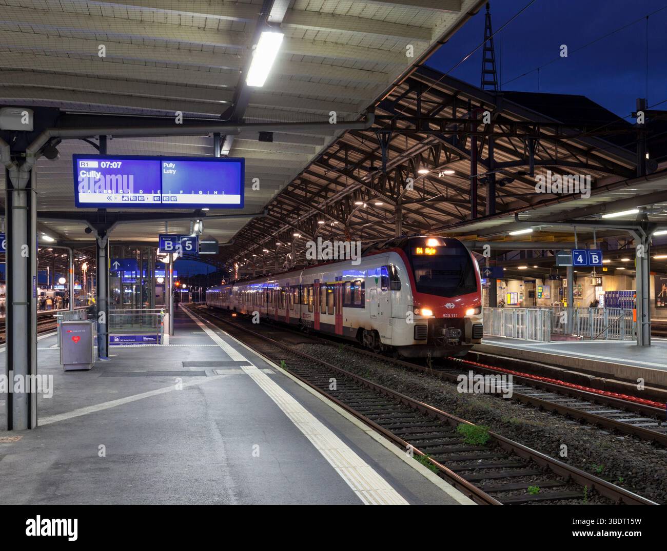 SBB Rabe 523 electric train calling at Lausanne railway station ...