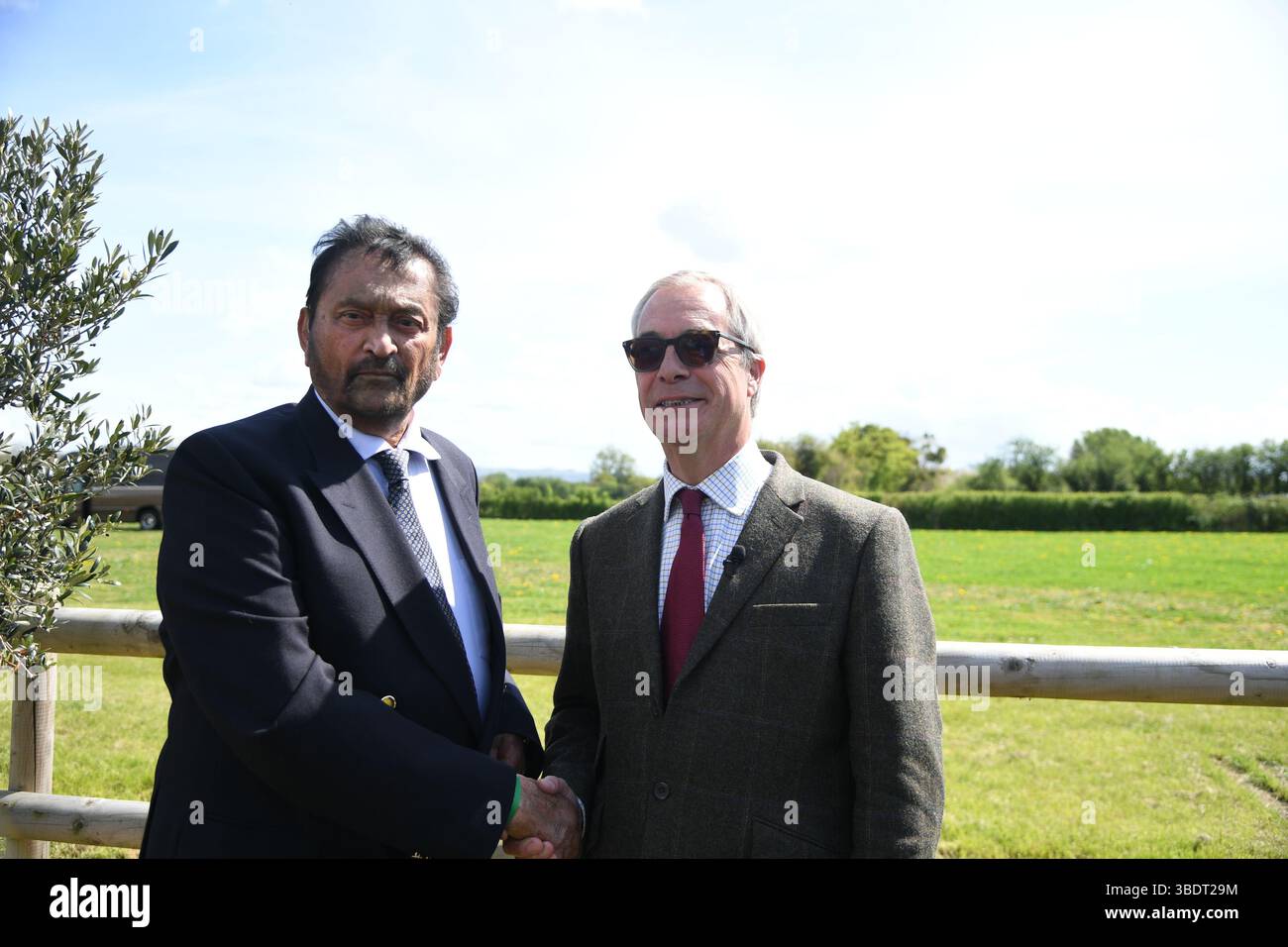 Nigel Farage and Reform UK Gloucestershire local election candidates ...