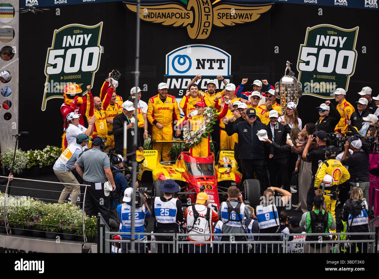 Indianapolis, Indiana, USA. 25th May, 2025. ALEX PALOU (#10) driver for ...