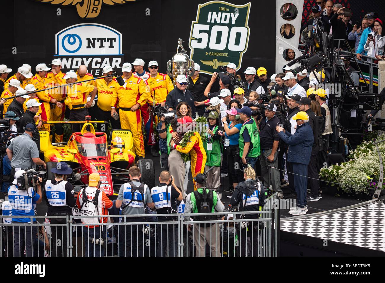 Indianapolis, Indiana, USA. 25th May, 2025. ALEX PALOU (#10) driver for ...