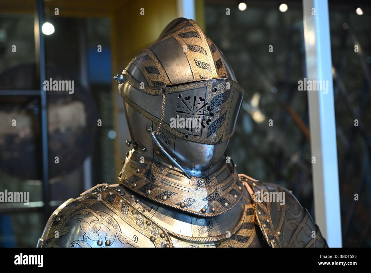 Ornate plate armour hi-res stock photography and images - Alamy