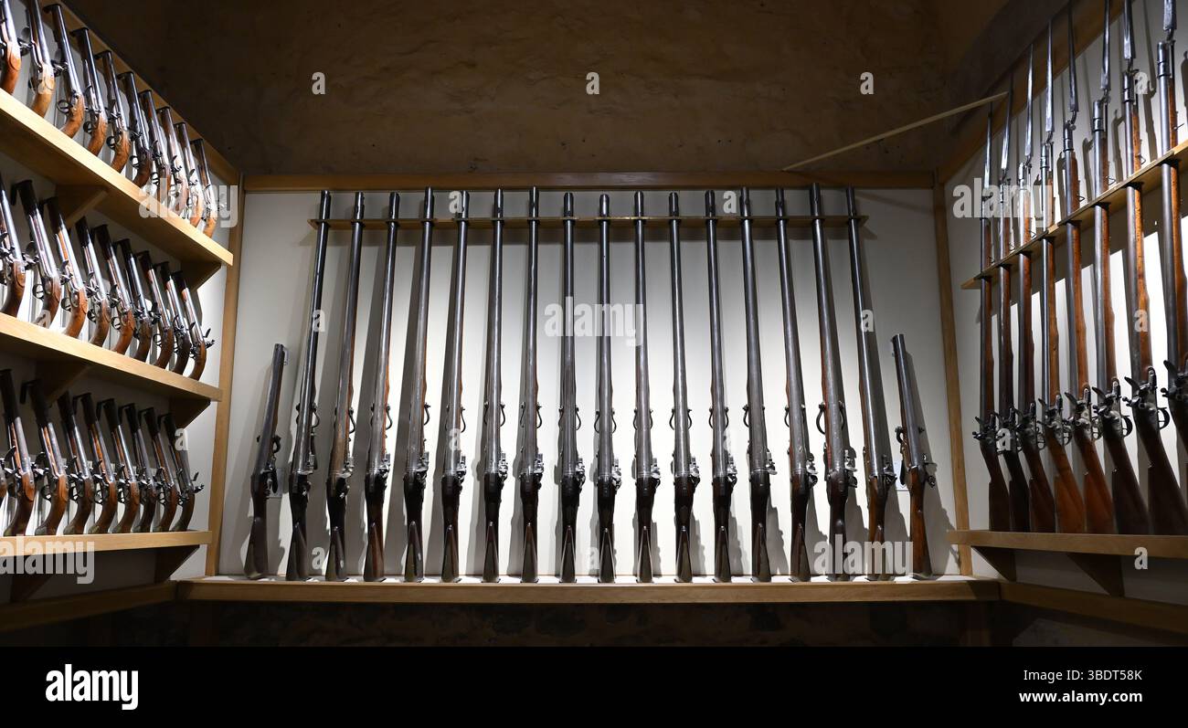 Flintlock rifles, muskets and pistols on display at The Tower of London ...