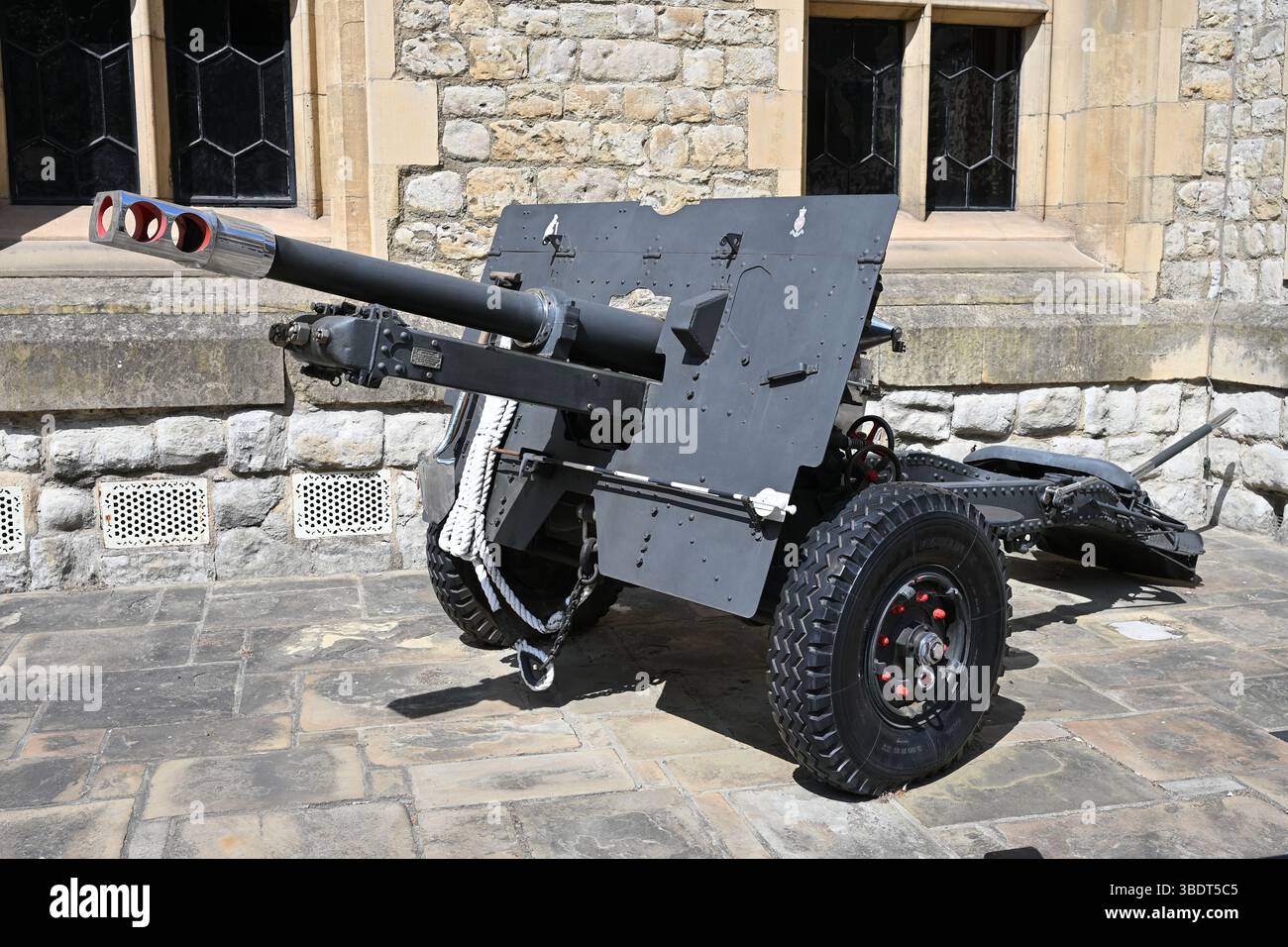 A British Ordnance QF 25-pounder field gun inside The Tower of London ...
