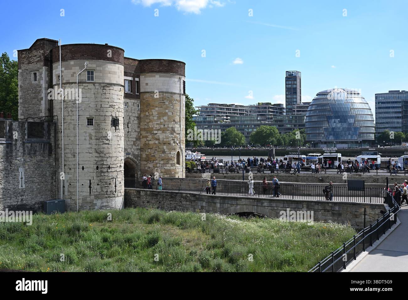 The entrance of the Tower of London (old) and the former City Hall (new ...