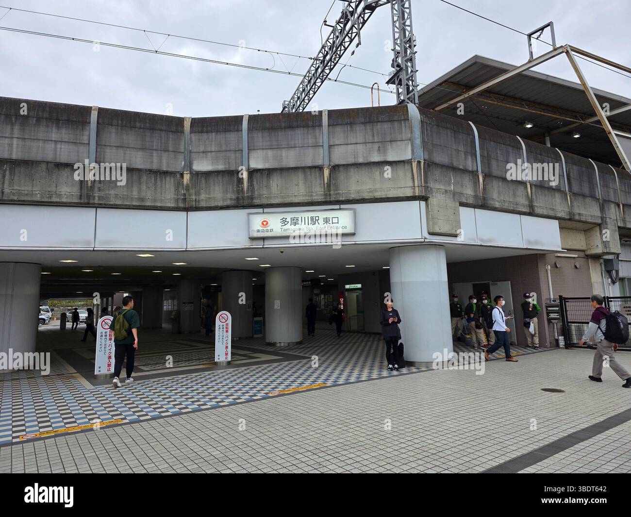 Ticket gates in subway station hi-res stock photography and images - Alamy