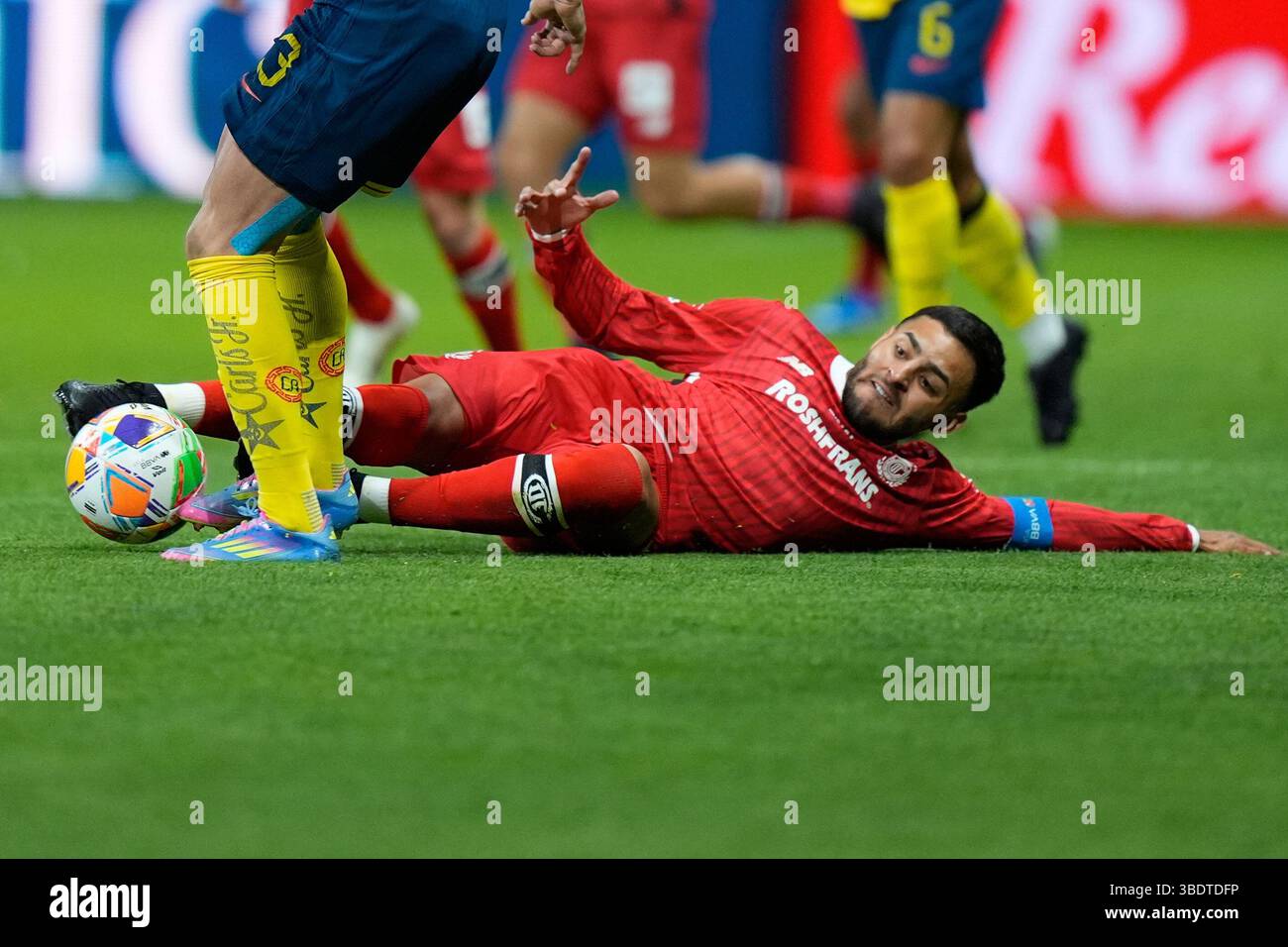 Toluca's Alexis Vega, bottom, challenges America's Israel Reyes during ...