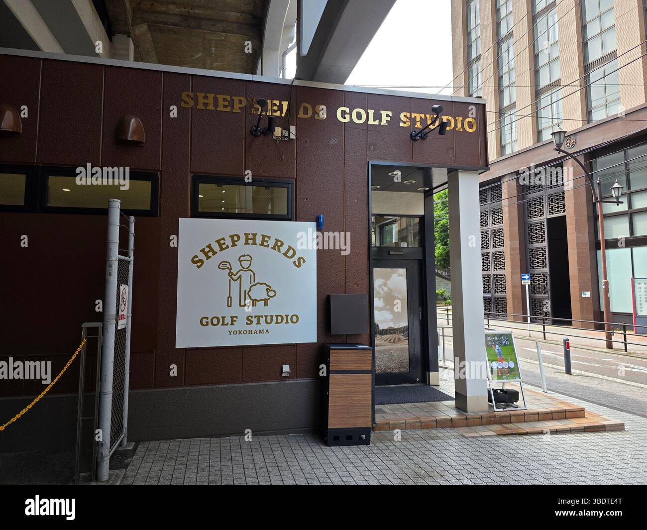 Indoor golf simulator modern hi-res stock photography and images - Alamy