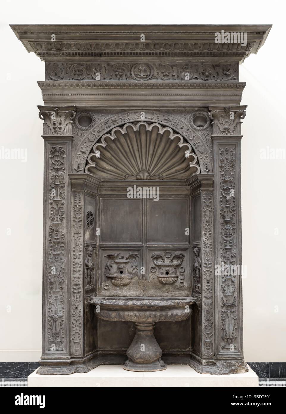 Elliptical basin hi-res stock photography and images - Alamy