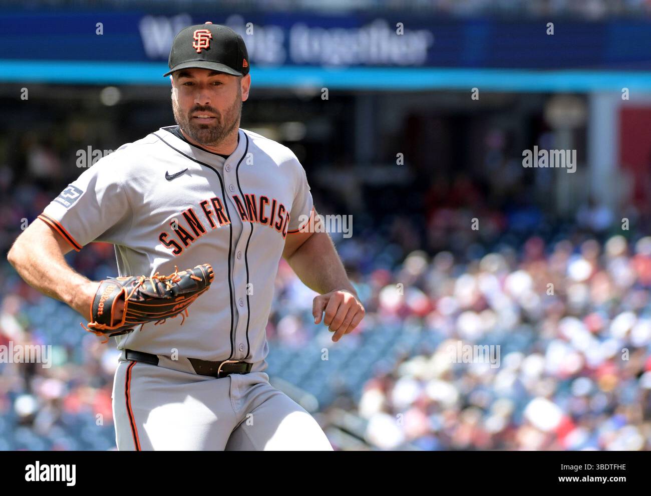 WASHINGTON, DC - MAY 25: San Francisco Giants starting pitcher Robbie ...