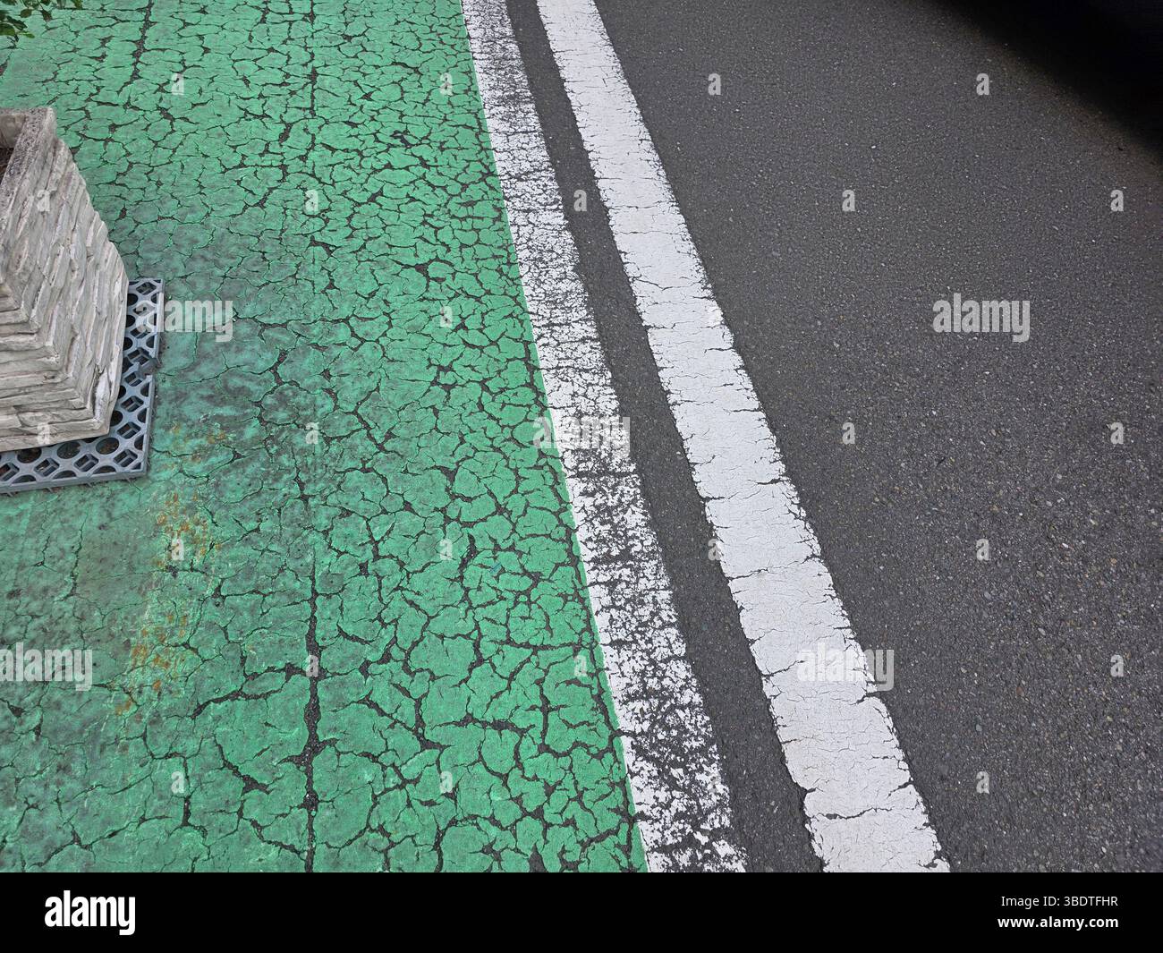 Sidewalk greenery bushes trees hi-res stock photography and images - Alamy