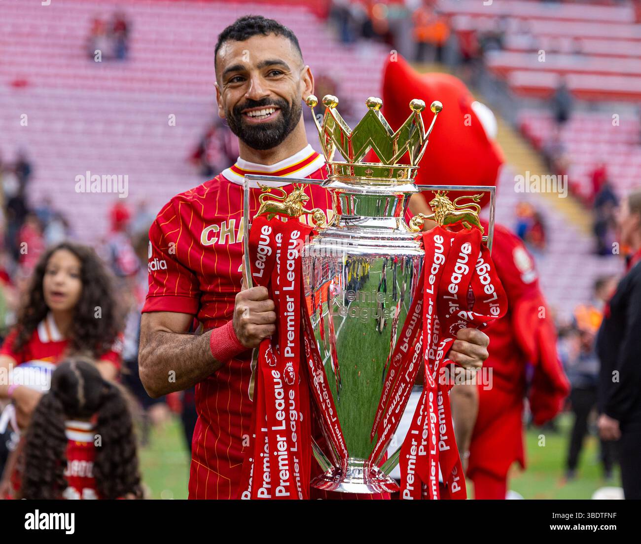 Mohamed salah trophy premier league hi-res stock photography and images ...