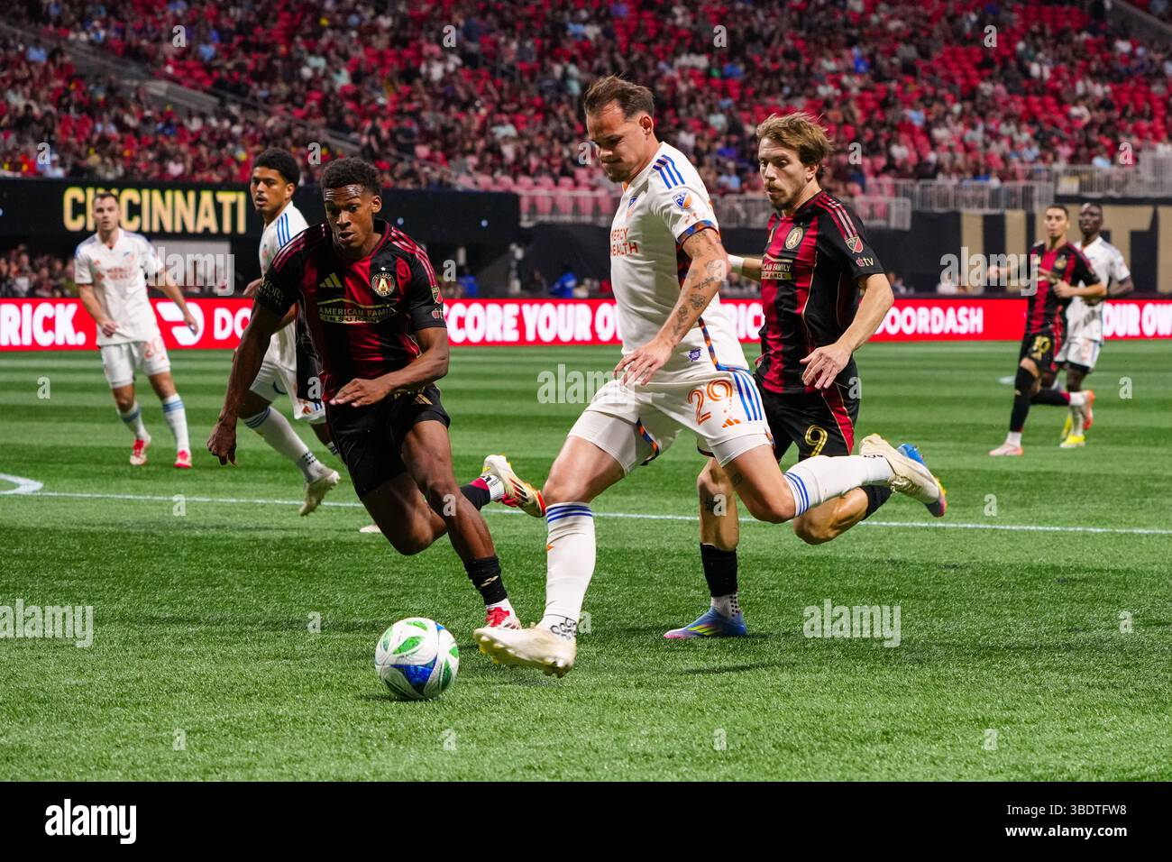 Atlanta, Georgia, USA. 25th May, 2025. FC Cincinnati Defender Lukas ...