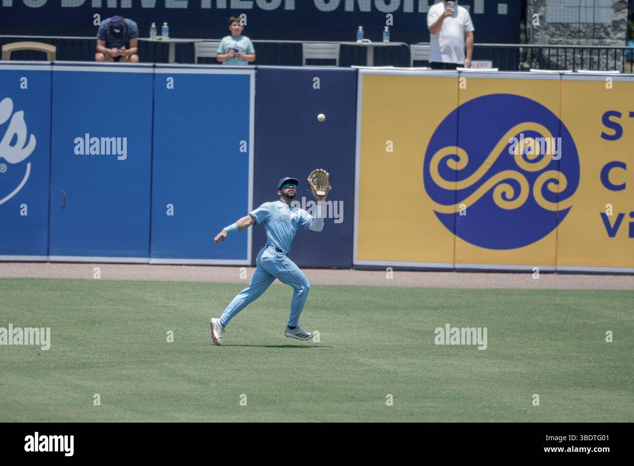 Tampa, FL USA: Toronto Blue Jays left fielder Jonatan Clase (8) catches ...