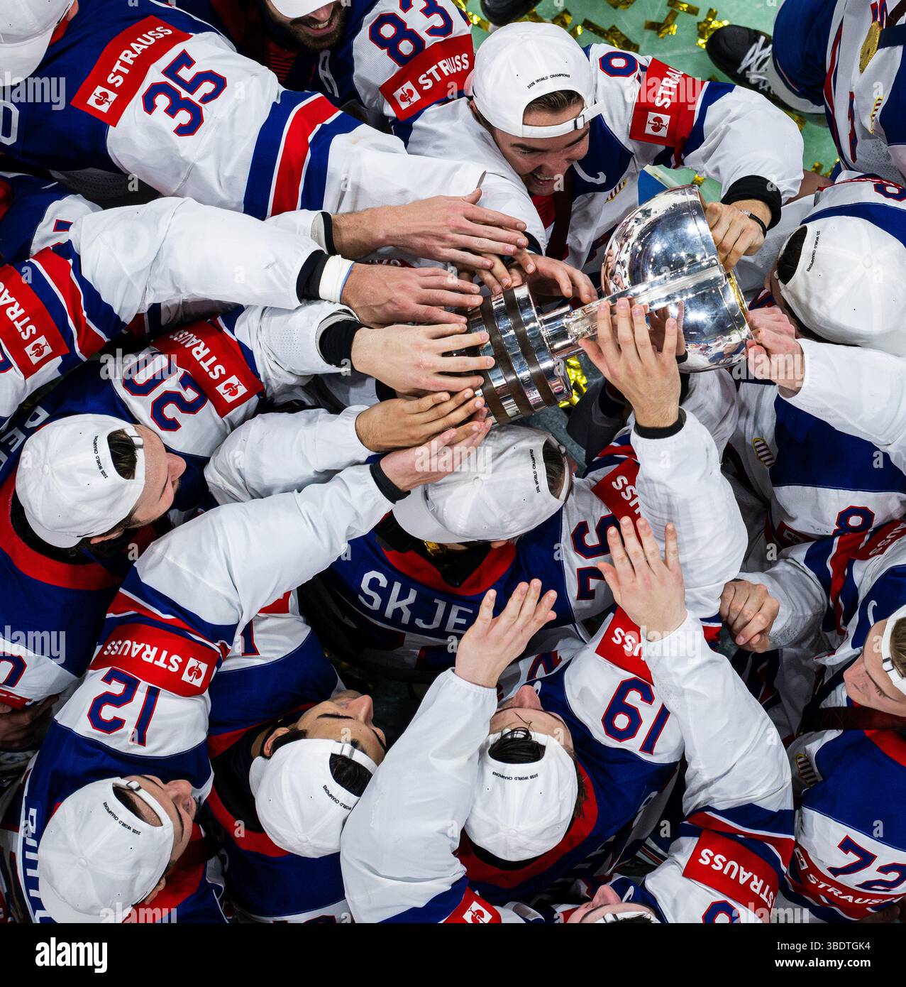 250525 Players of USA celebrate with the winner’s trophy after the 2025 ...