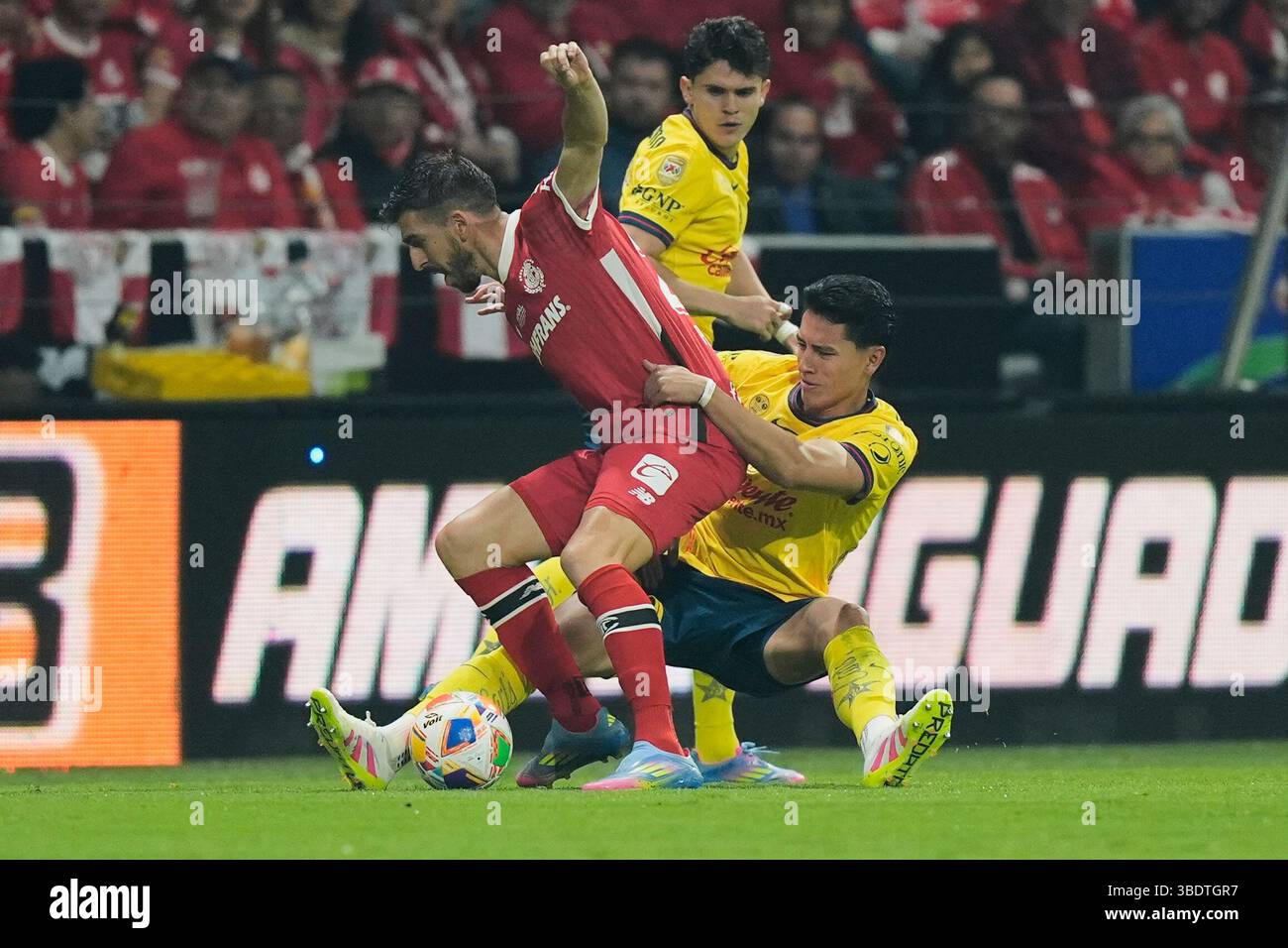 America's Ramon Juarez, right, challenges Toluca's Paulinho during the ...
