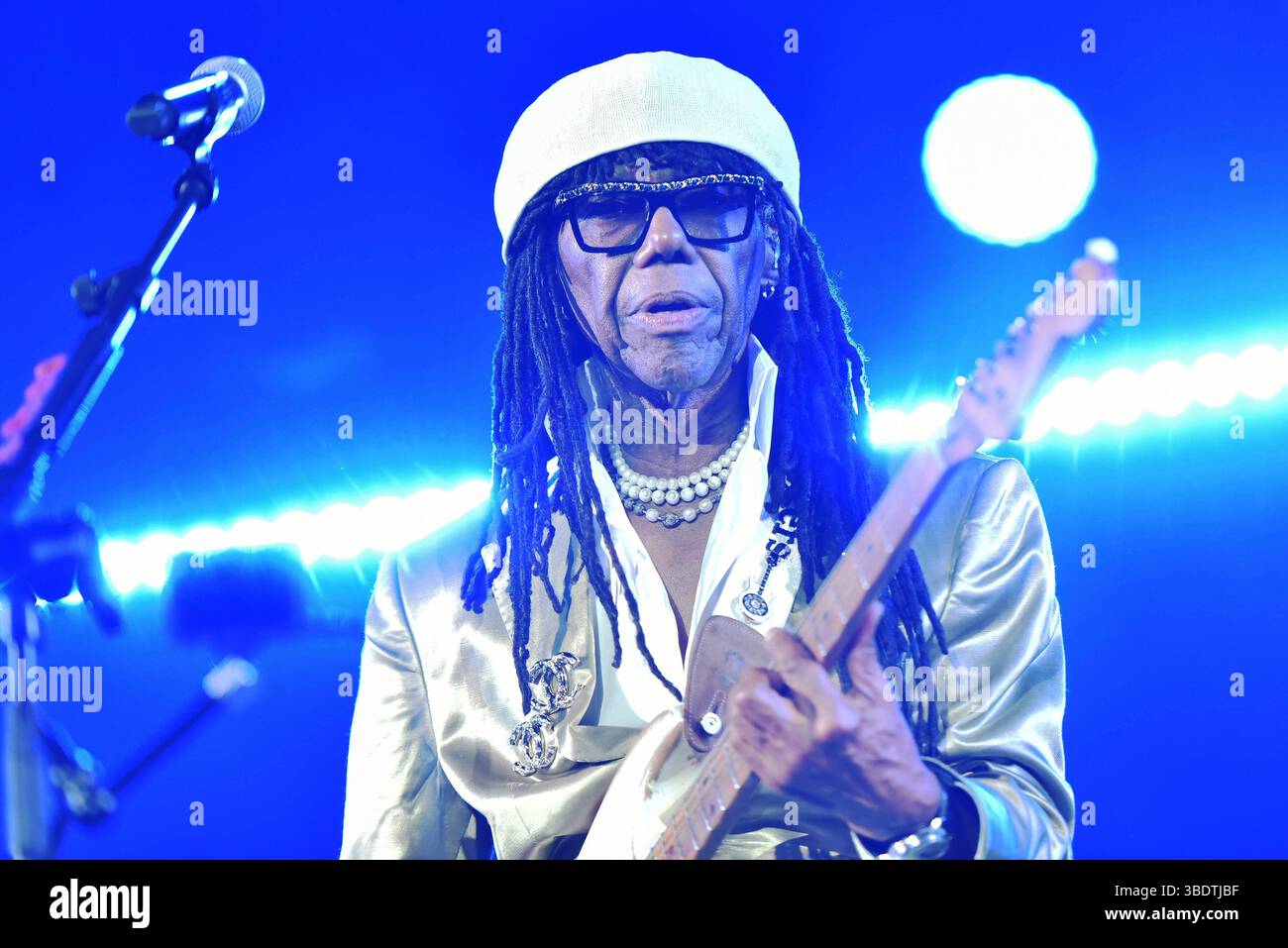 SP - SAO PAULO - 05/25/2025 - SAO PAULO, C6 FEST - Nile Rodgers & Chic, during a performance at ...