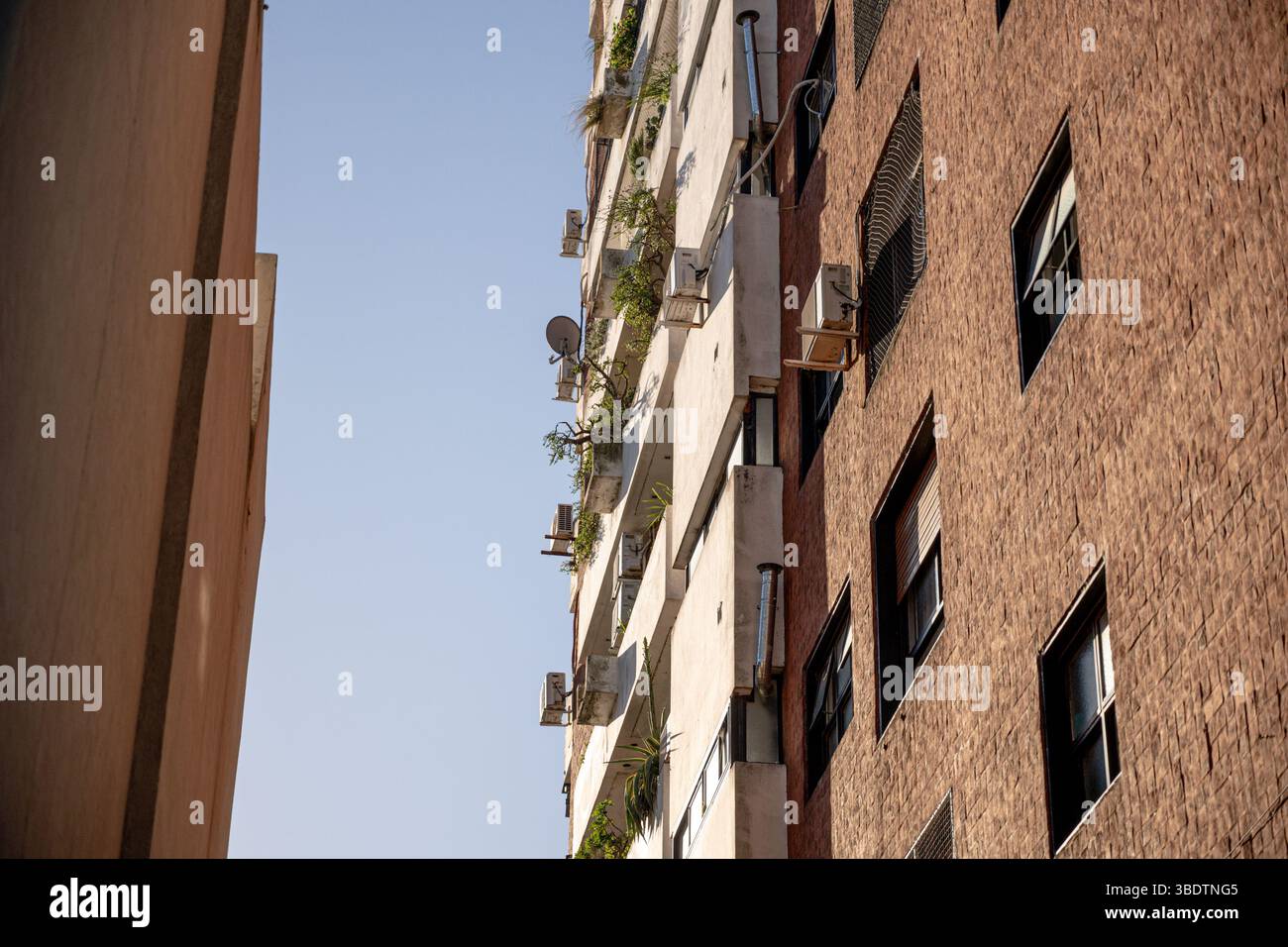 Brick alleyway between two buildings hi-res stock photography and ...
