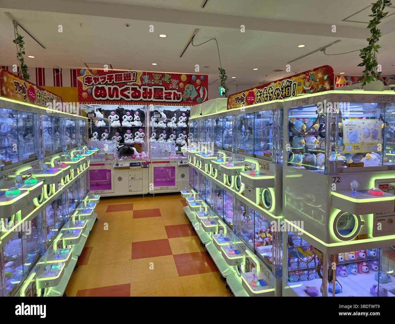 Carnival claw machine hi-res stock photography and images - Alamy