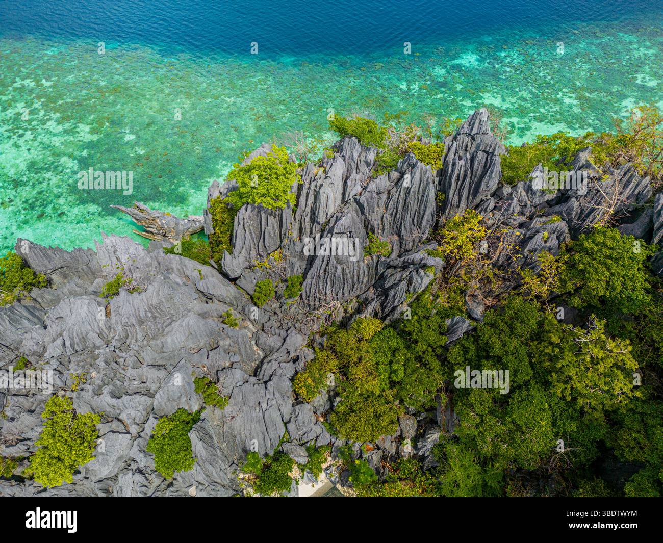 Scenic mountain lake with clear waters. Kayangan Lake in Coron, Palawan ...