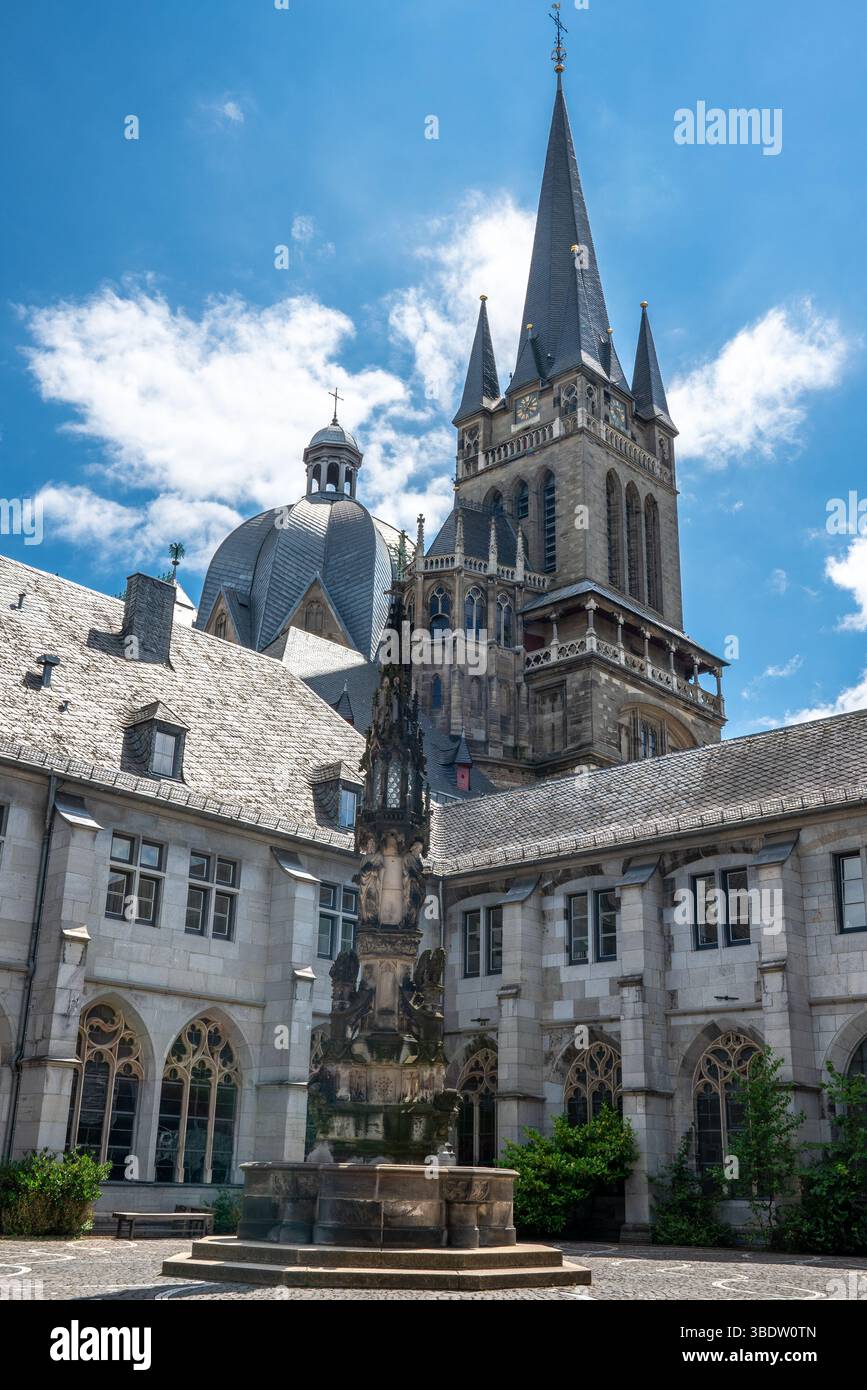 Golden Dome Mosaics of Charlemagne’s Palatine Chapel in Aachen Stock ...