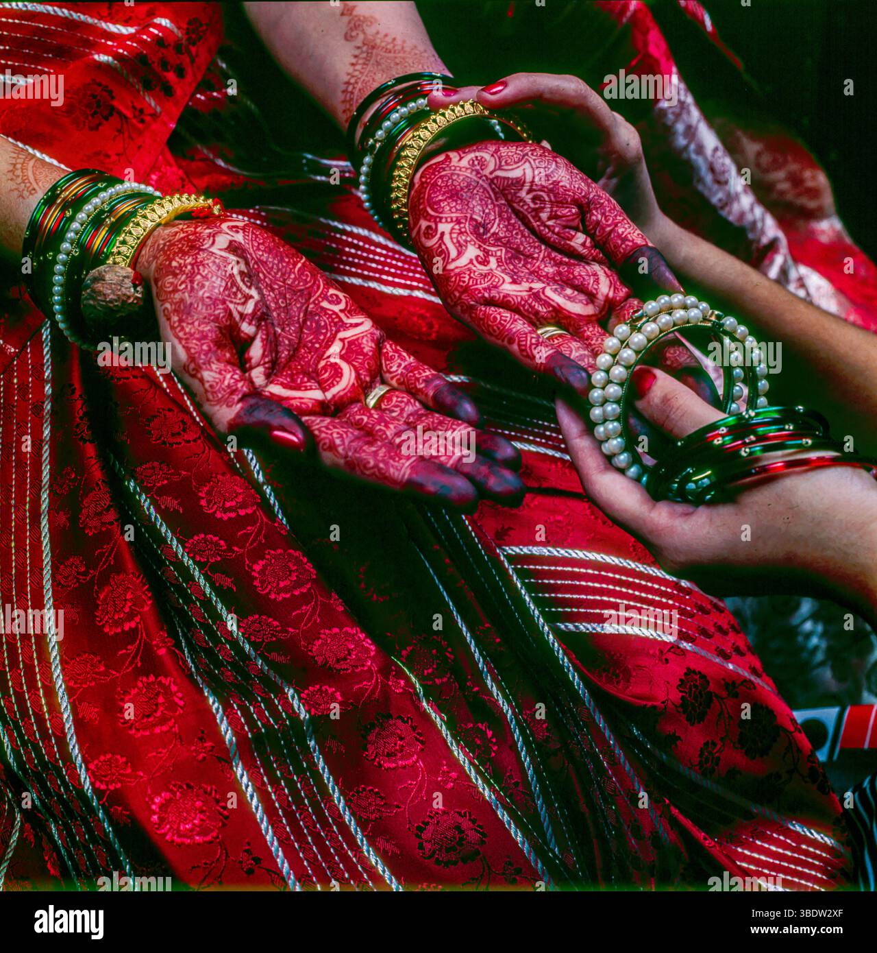 Indian Weddings, Hindu Wedding, Brides Hands with Henna Kangan ...