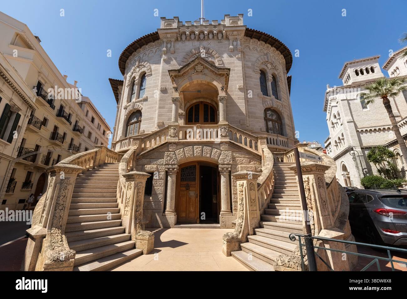Grand staircase ornate facade hi-res stock photography and images - Alamy