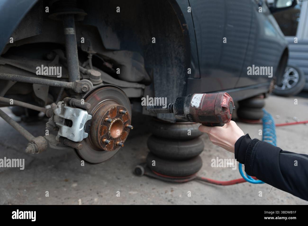 Mechanic showing lifted car hi-res stock photography and images - Alamy