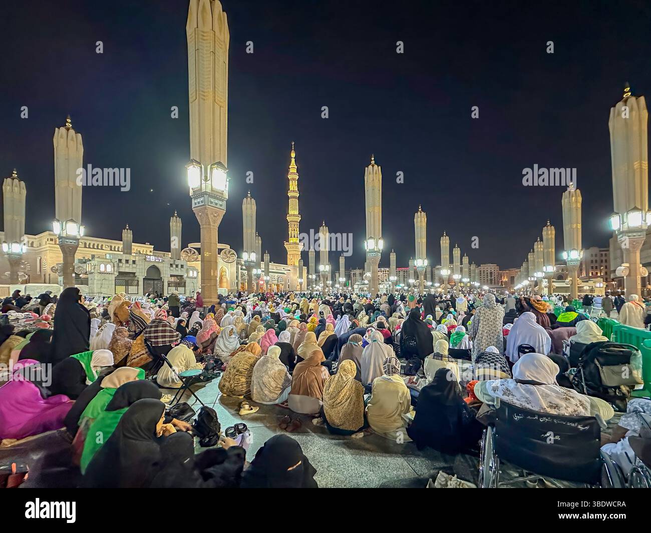 Many women pilgrims performing evening prayers in the Prophet's Mosque ...