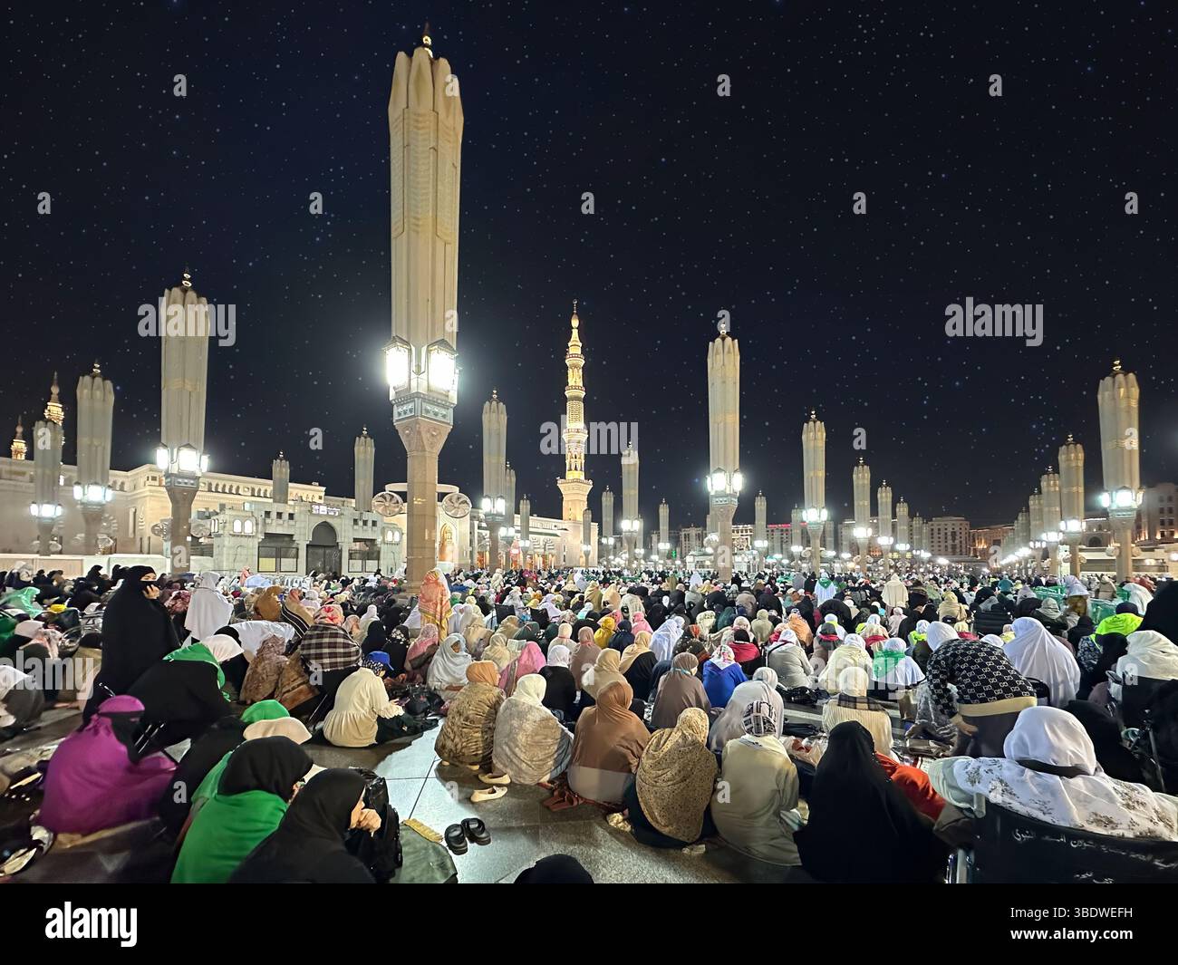 Many women pilgrims during evening prayers in the Prophet's Mosque in ...