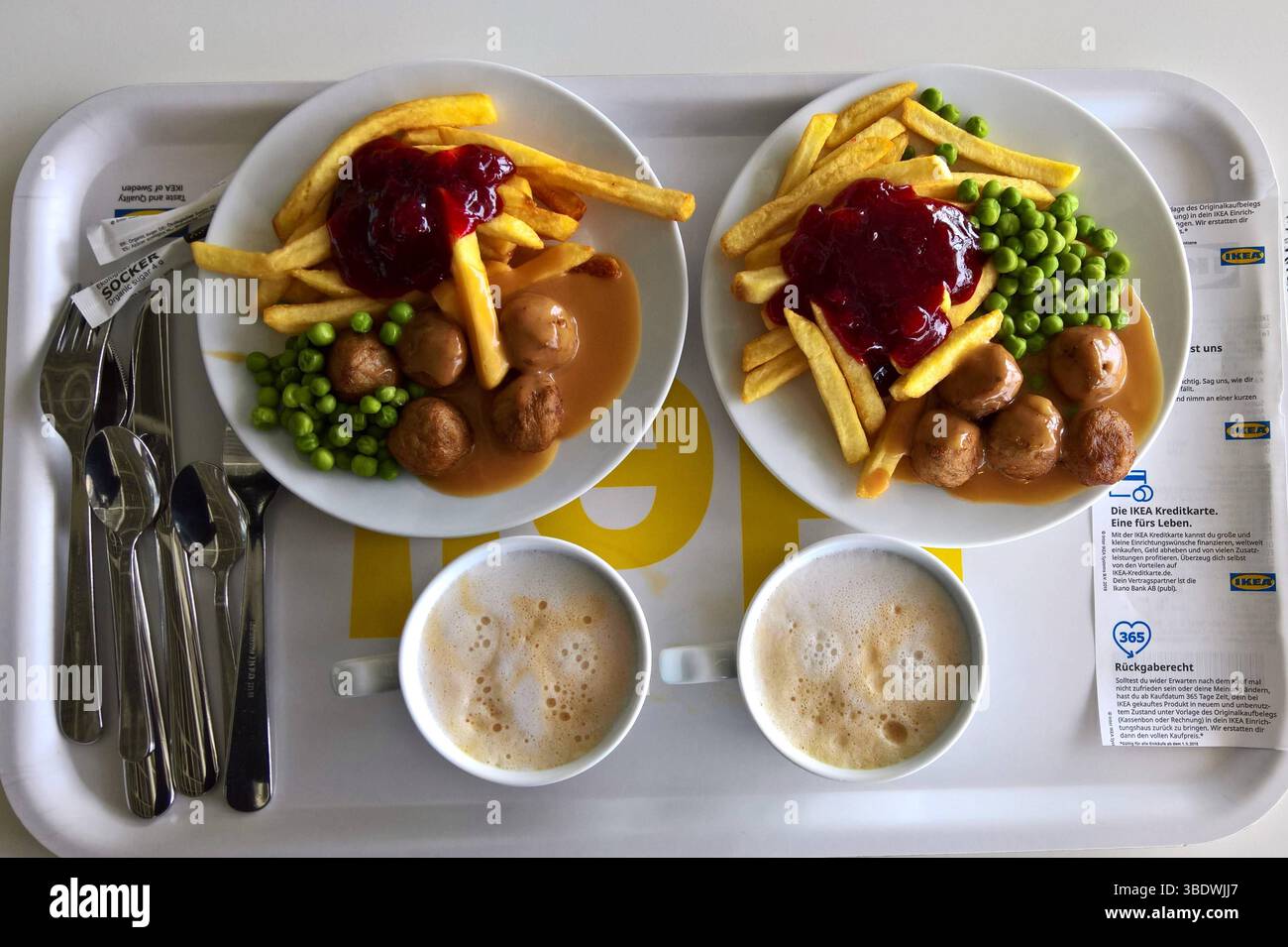 Ikea Food Restaurant, zwei Teller mit Köttbullar. Pommes und Erbsen ...